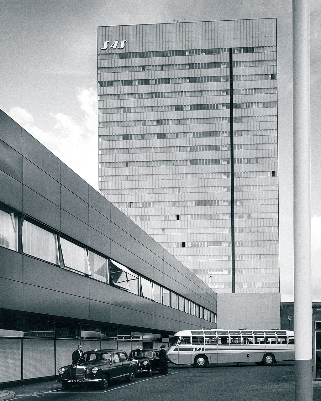 Explore Pamono Design Stories! Arne Jacobsen's Jet-Age SAS Royal Hotel