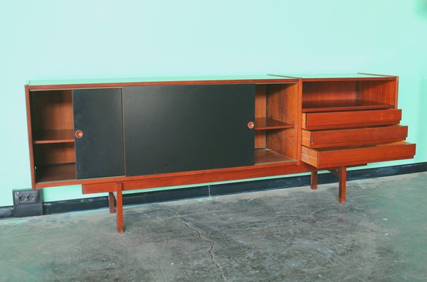 Credenza o cassettiera Mid Century con ante scorrevoli laminate nere di Saporiti Italia