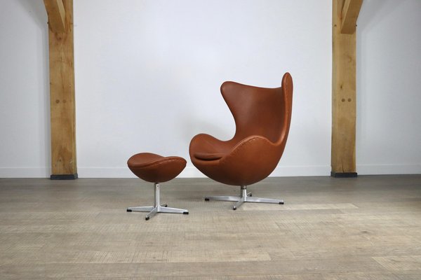 Egg Chair mit Ottomane aus Braunem Leder von Arne Jacobsen fur Fritz Hansen 1960er 2er Set