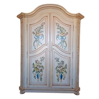 Handbemalter franzosischer Vintage Kleiderschrank aus Holz mit Blumendekoration bei Pamono kaufen
