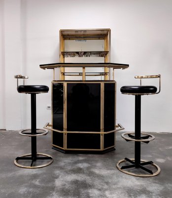 Hollywood Regency Dry Bar with Stools and Mirrored Shelf Italy 1980s Set of 4