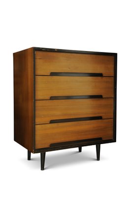 Cassettiera Stag C in noce di John Sylvia Reid anni 60