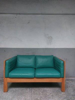 Apple Blue Sea Green Sofa mit Holzrahmen