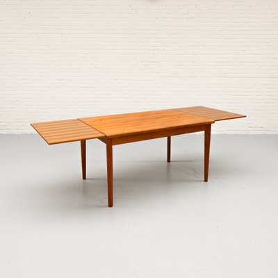 Extendable teak table store