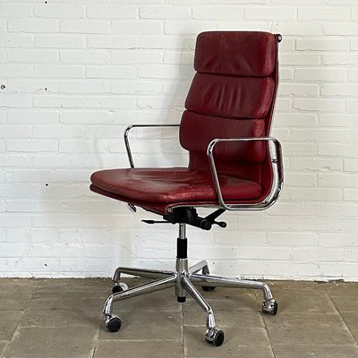 Sedia da ufficio Ea 219 in pelle rossa di Charles Ray Eames per Vitra