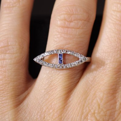Franzosischer Art Deco Navette Ring aus 18 Karat WeiBgold mit blauen Edelsteinen 1930er