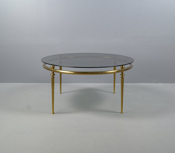 Mesa de centro clasicista de latón con patas estriadas cóncavas y ...