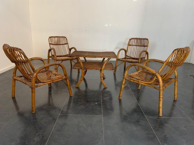 Butacas de bambú y mesa de centro, años 60. Juego de 5 en venta en Pamono