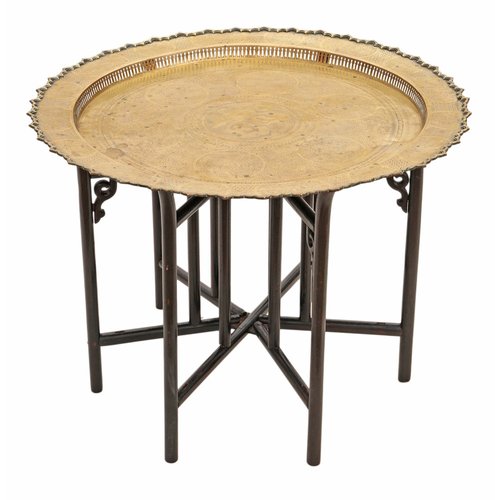 Großer ostasiatischer Messing Tablett Lader auf ebonisiertem Ständer ...