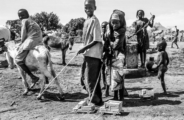 José Nicolas, Kinderspiele in Mongo, 1997, Fotografie bei Pamono kaufen