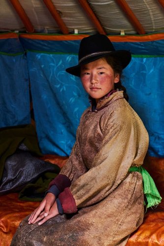 Tuul & Bruno Morandi, Mongolei, Portrait einer jungen Frau, Fotopapier ...
