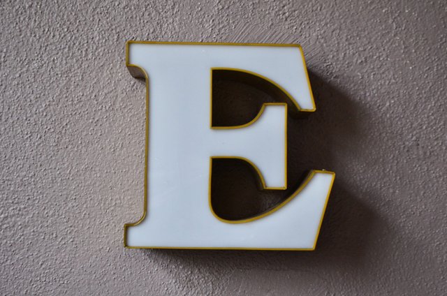 Zweifarbiges Vintage Buchstabe E Zeichen bei Pamono kaufen