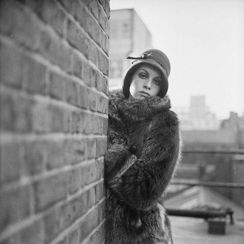 Terry Fincher, Old Fashioned Model, 1966, Fotografie bei Pamono kaufen