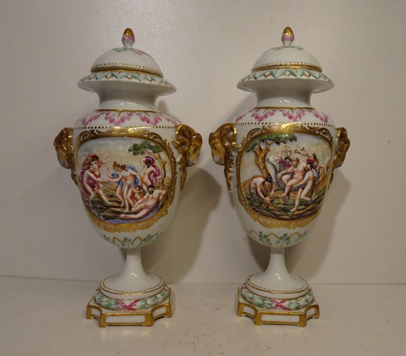 Jarrones antiguos de porcelana con tapa de Capodimonte, Italia. Juego ...