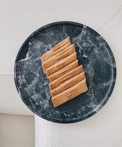 Electra Tablett aus grünem Tinos Marmor von Faye Tsakalides bei Pamono ...