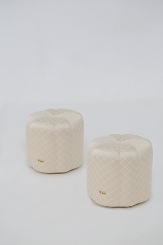 Weiße Vintage Salon Poufs von Alain Delon für Maison Jansen, 2er Set ...