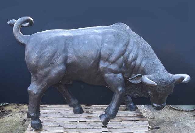Giant Bronze Bull Statue for sale at Pamono