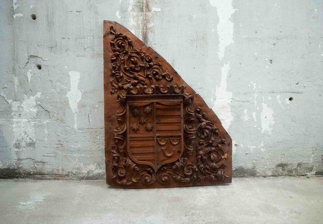 Large 18th Century Pinewood Coat of Arms, Spain for sale at Pamono