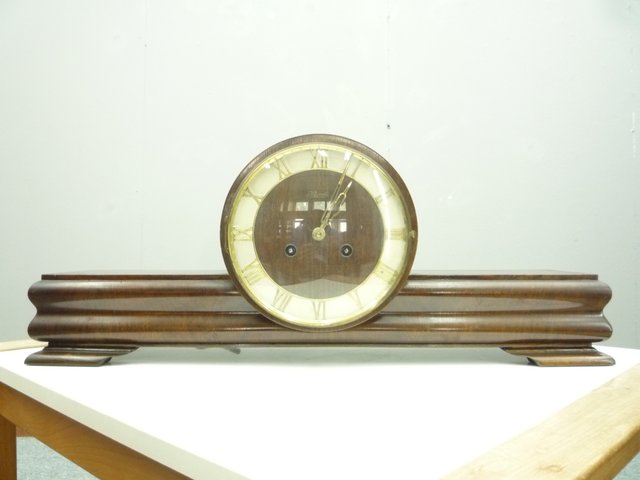 German Art Deco Mantel Clock from Hermle, 1930s for sale at Pamono