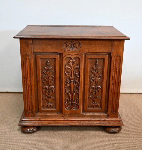 Small Renaissance Oak Chest, Early 1900s for sale at Pamono