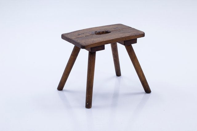Französischer Mid-Century Hocker aus rustikalem Holz bei Pamono kaufen