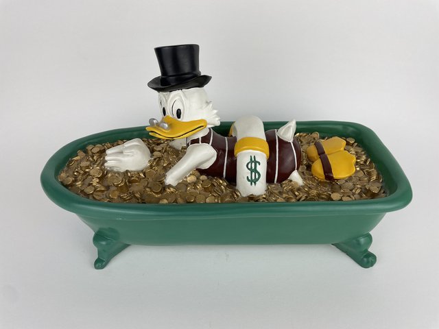 Zio Paperone in una vasca da bagno piena di soldi di Demons ...