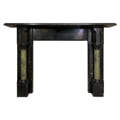 Repisa de chimenea gótica antigua negra de mármol de Kilkenny y ...
