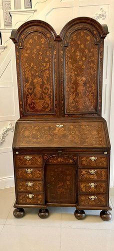 Bibliothèque Antique en Marqueterie de Noyer par William and Mary ...