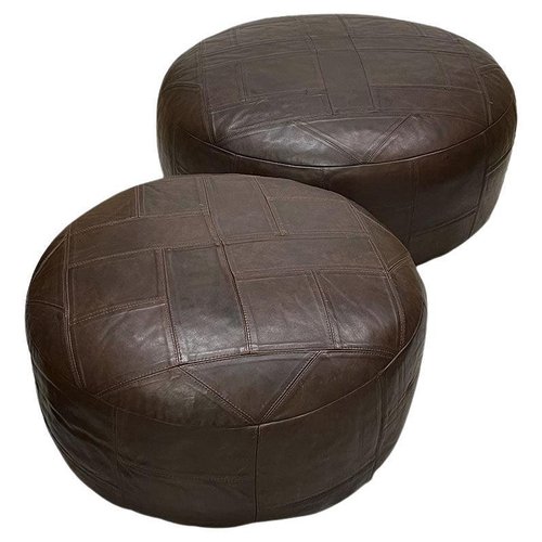 Große und kleine braune Leder Poufs, 1970er, 2er Set bei Pamono kaufen