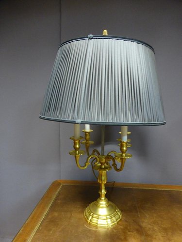 Große Lampe aus vergoldeter Bronze mit plissiertem Seidenschirm bei ...