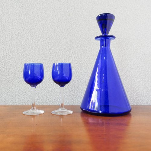 Botella y vasos de azul cobalto atribuidos a Marinha Grande, años 50 ...