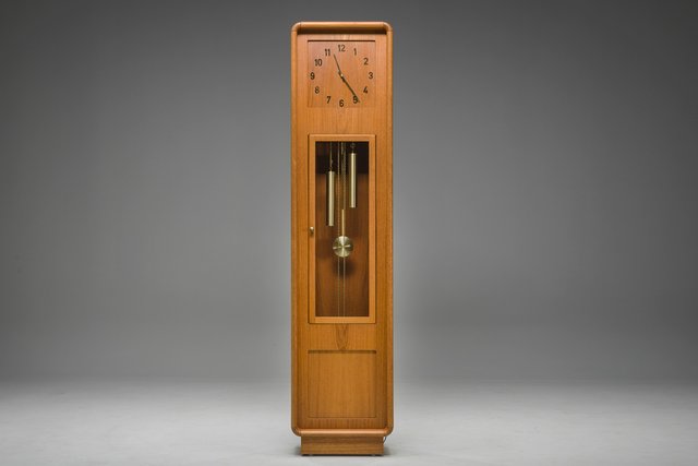 Beleuchtete Mid-Century Modern Dänische Danuhr aus Teak, 1970 bei ...