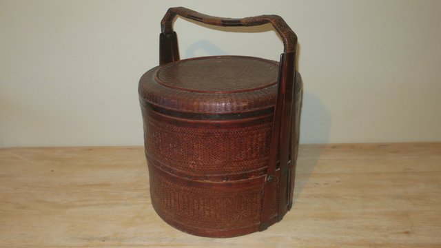 Chinesischer Korb aus Holz und Rattan mit 3 Fächern bei Pamono kaufen