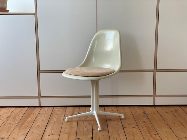 Original 1960er Vitra Charles Ray Eames La Fonda Fiberglass Miller Chair Schreibtischstuhl Burosessel von Charles Ray Eames bei Pamono kaufen