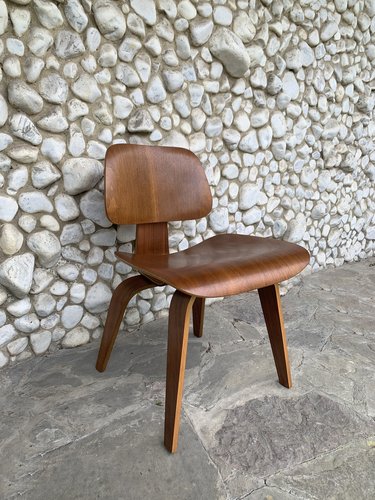 Chaise DCW en Noyer par Charles & Ray Eames pour Herman Miller, 1952 en vente sur Pamono