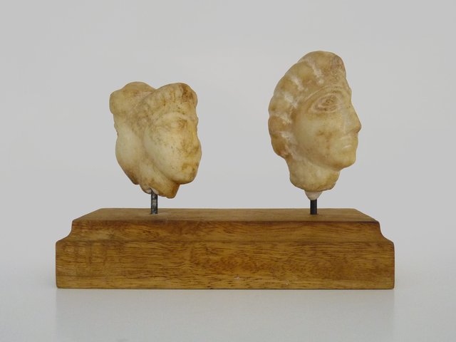 Kopf eines Sarkophags aus Alabaster auf Holzsockel, Pamukale ...