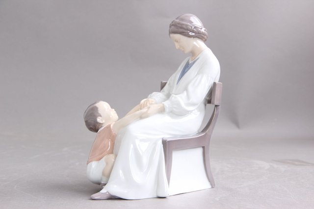 Model 1642 Mother & Child Figure from Bing & Grøndahl for sale at Pamono