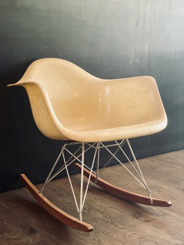 Schaukelstuhl von Charles & Ray Eames für Zenith Plastics, 1952 bei ...