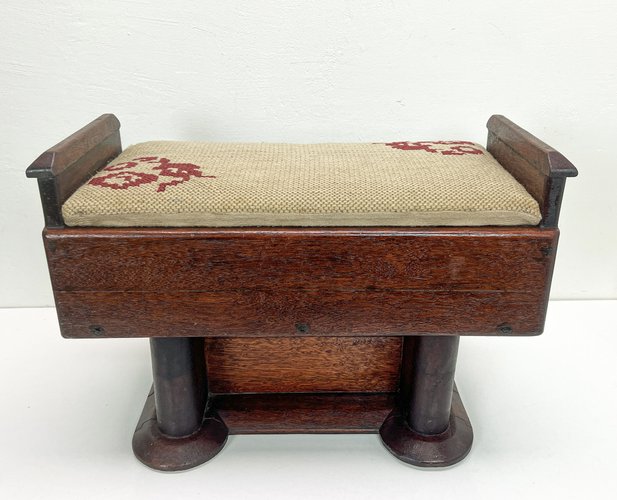 Art Deco Hocker aus Eiche mit Stoffbezug, 1920er bei Pamono kaufen
