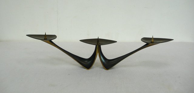 Candelabro Mid-Century moderno con tres luces de hierro y latón de ...