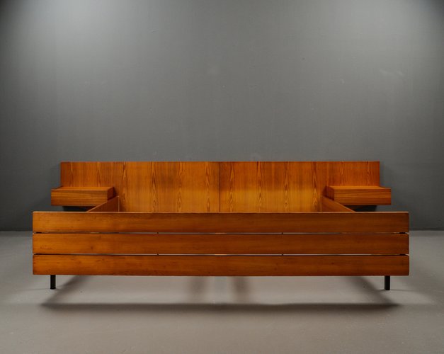 Letto matrimoniale in pino, Germania, anni '50 in vendita su Pamono