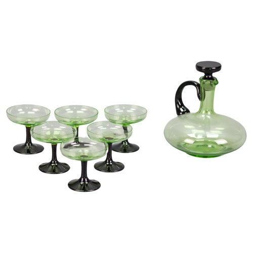 Decanter e bicchieri Mid-Century moderni in vetro verde e nero, anni ...