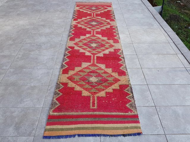 Red & Green Runner Rug, 1960s for sale at Pamono