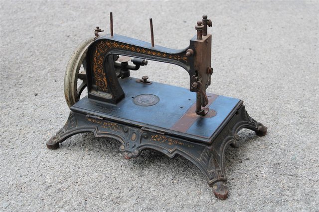 Small Cast Iron Sewing Machine from Junker & Ruh, 1890s for sale at Pamono