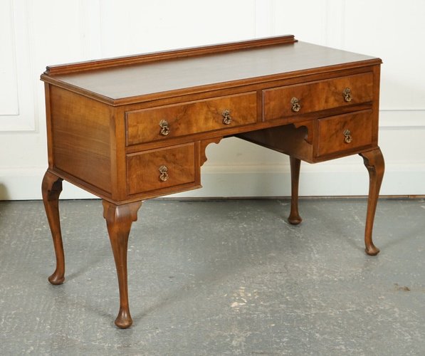 Tocador vintage de nogal con nudos elevado sobre patas Queen Anne en ...