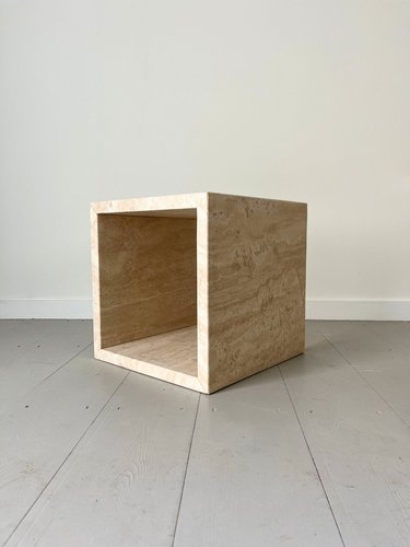 Geometrischer kubischer Beistelltisch aus Travertin, 20. Jh., Italien ...