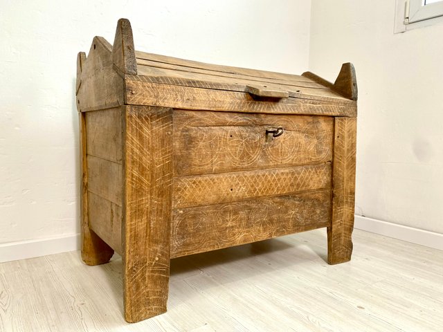Baroque Trousseau Spruce Chest for sale at Pamono
