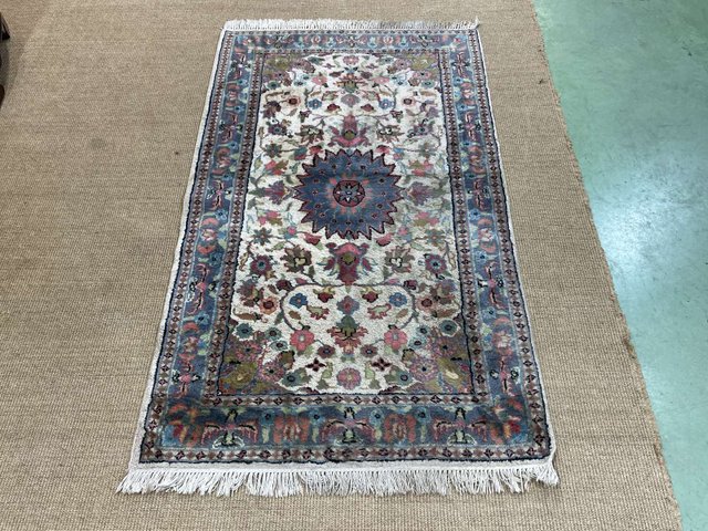 Handmade Pakistani Wool Rug for sale at Pamono