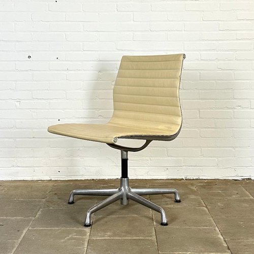 Sedia girevole EA 106 in pelle color crema di Charles & Ray Eames in vendita su Pamono