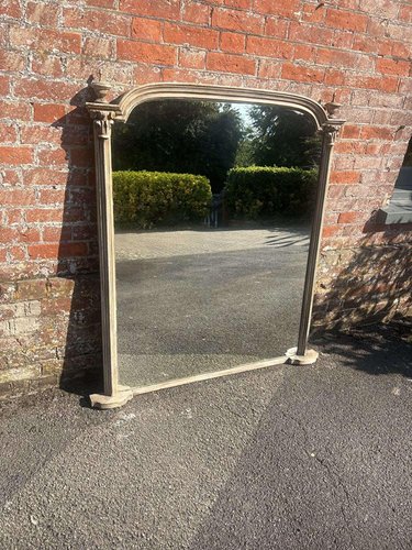 Espejo de manto inglés antiguo grande pintado en venta en Pamono